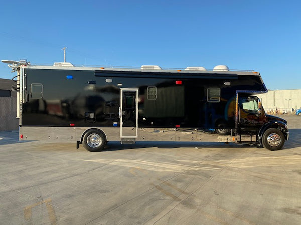 2018 Freightliner "Commander" SWAT Command Center – MOVIEMACHINES